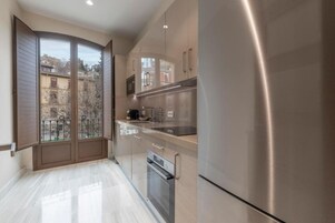 Apartamento exclusivo, 3 quartos | Cozinha privada | Geladeira, micro-ondas, cooktop, cafeteira/chaleira