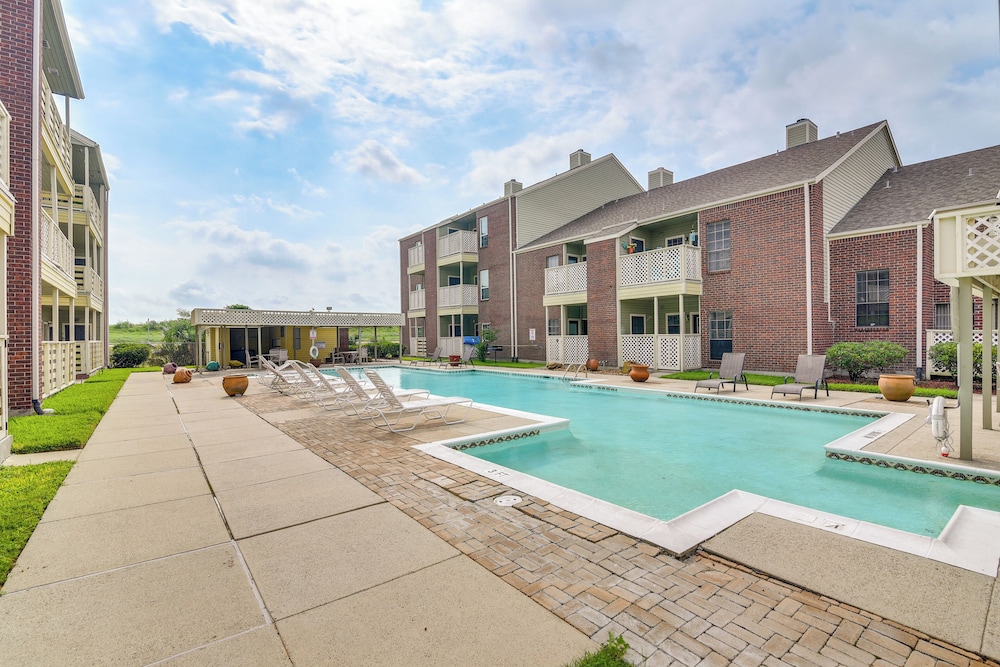 East End Galveston Condo W/ Pool, 1 Mi To Beach! - Texas City, TX