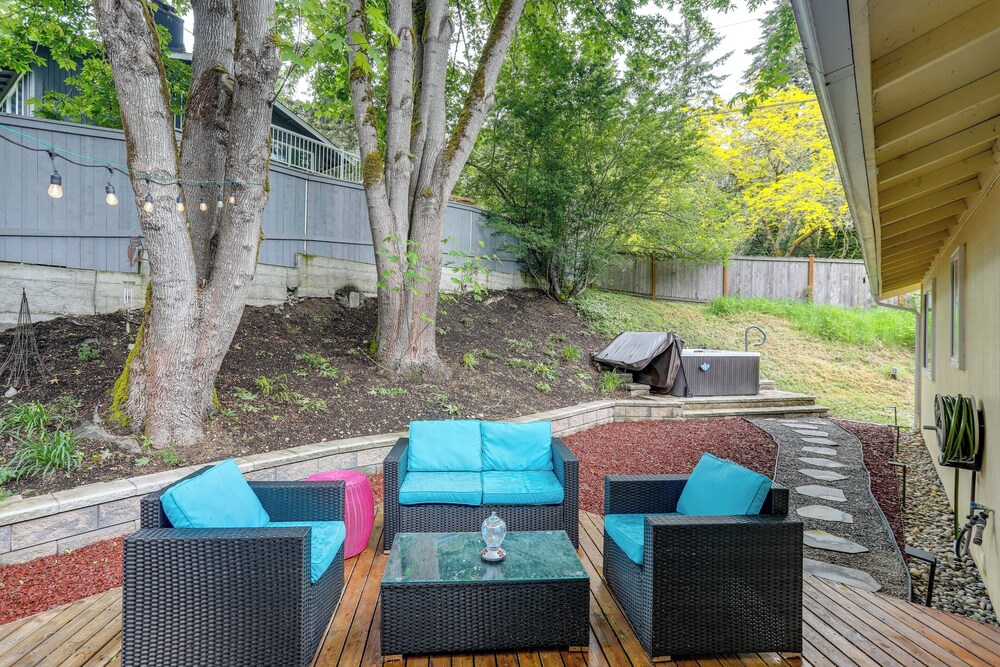 Pet-friendly Sammamish Home W/ Deck ~ 3 Mi To Lake - Renton, WA