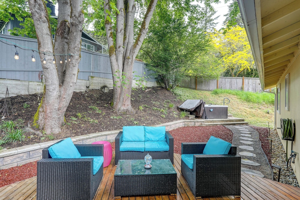 Pet-friendly Sammamish Home W/ Deck ~ 3 Mi To Lake - Kirkland, WA