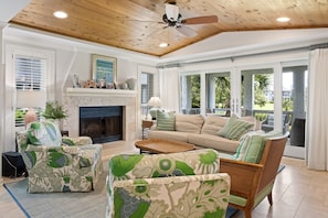 Condo, 4 quartos | Área de estar