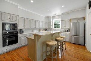 Casa, 3 quartos | Cozinha privada | Um frigorífico, um forno, uma cafeteira/bule, uma torradeira 