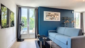Cobertura premium, 2 quartos, para não fumantes, vista para o jardim | Área de estar | Smart TV, Netflix, smart speakers, serviços de streaming
