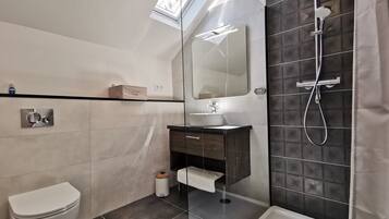 Apartamento sênior, vista para o jardim | Banheiro | Chuveiro com efeito de chuva, produtos de toalete de grife