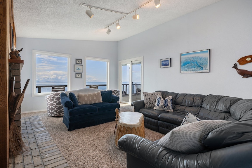 Sandy Point Sanctuary: 2br Home W/ Stunning Ocean Views, Cozy Fireplace & Deck - Ferndale, WA