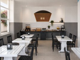Café da manhã com pratos da culinária local grátis todos os dias