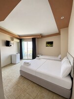 Quarto clássico, 1 cama de casal, sacada, vista para o mar | Wi-Fi de cortesia