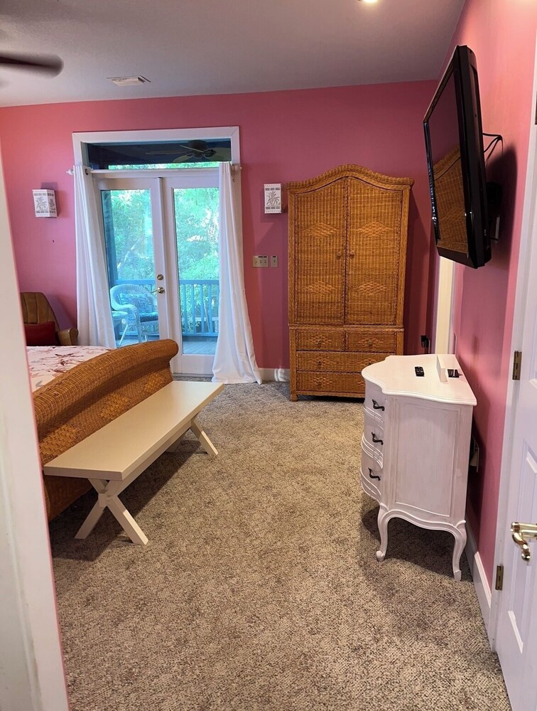 Steinhatchee Landing Resort-Lazy Daisy #37-Dog Friendly THIRD NIGHT ...