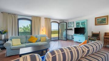 Apartamento, vista para a colina | Sala de estar | Televisor de ecrã plano de 32 polegadas com canais digitais