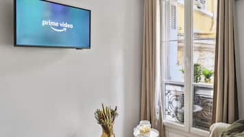 Apartamento Deluxe | Sala de estar | Televisor de 100 cm com canais via satélite