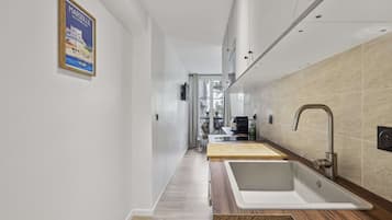 Apartamento Deluxe | Cozinha privada | Minifrigorífico, um micro-ondas, uma placa de cozinha
