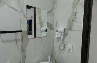 Chuveiro, secador de cabelo, toalhas de banho, sabonete