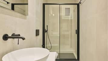 Suíte, 1 quarto | Banheiro | Chinelos