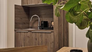 Suite, 1 quarto | Kitchenette privada | Uma máquina de café expresso, uma cafeteira/bule