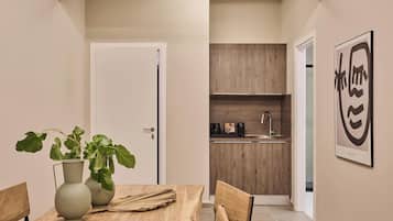 Suíte, 2 quartos | Cozinha americana privada | Máquina de café expresso, cafeteira/chaleira