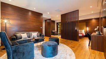 Suite, varanda, vista para o lago | 1 quarto, minibar, cofre no quarto, secretária
