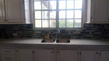 Apartamento Básico | Kitchenette privada | Um frigorífico, um forno