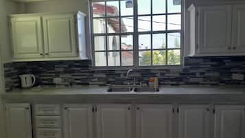 Apartamento Básico | Cozinha privada | Um frigorífico, um forno