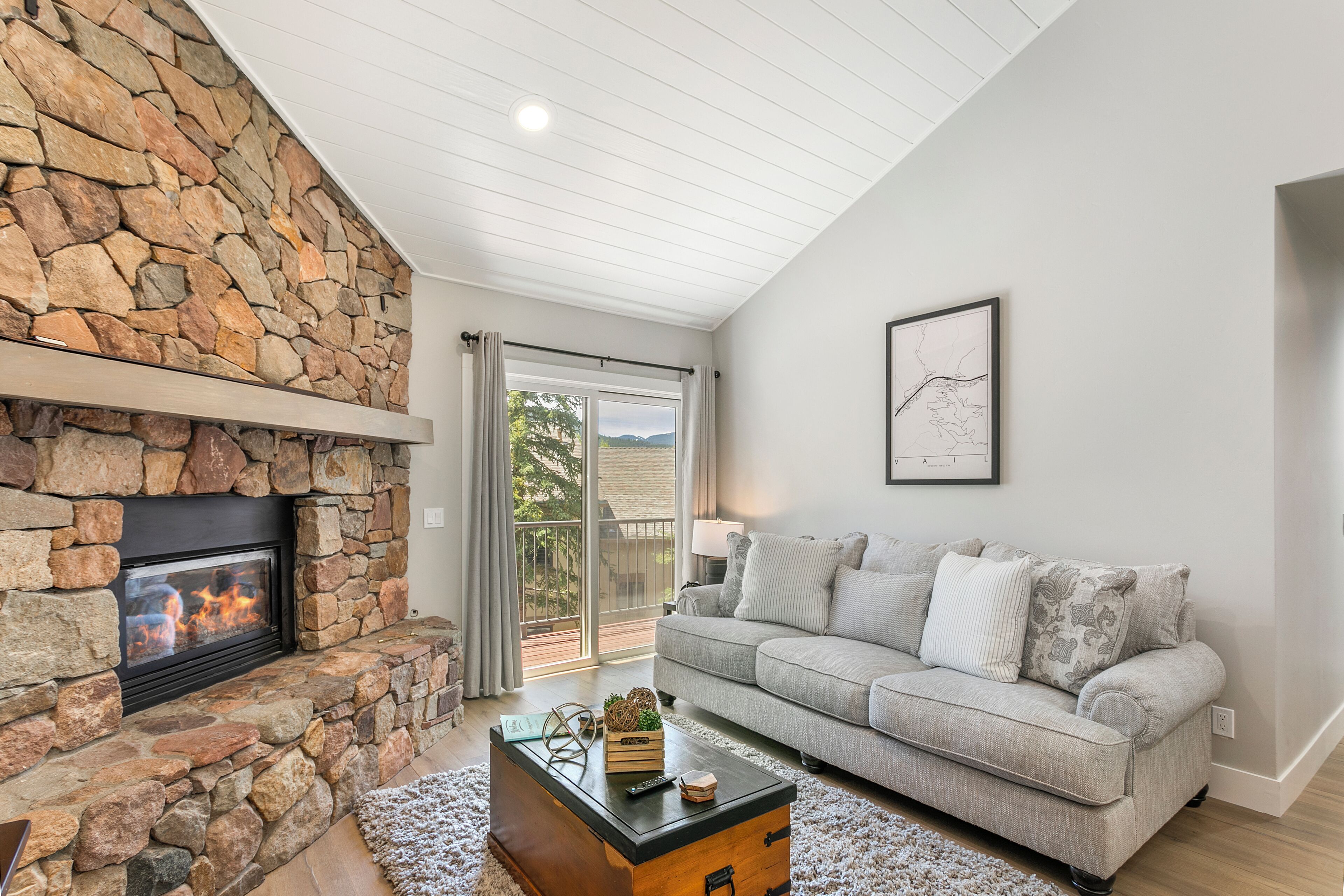 Beautiful Newly Renovated Townhome, Summer Pool, Short Drive To Slopes! - Vail, CO