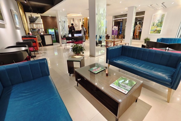 Área de estar no saguão