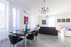 Apartamento, sacada, vista para a cidade | Sala de jantar