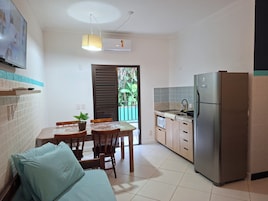 Loft clássico, sacada, vista para a piscina | Wi-Fi de cortesia