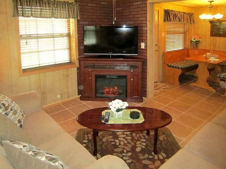 Cozy Cabin In Riverfront Resort - Florida