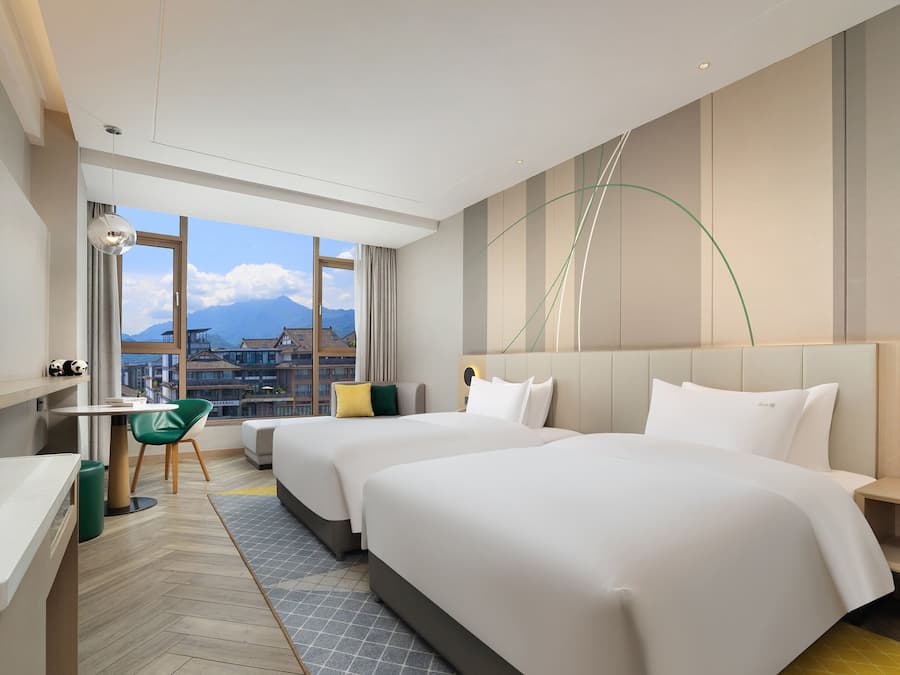 Quarto Premium, 2 camas de casal, vista para a montanha | Cofre no quarto