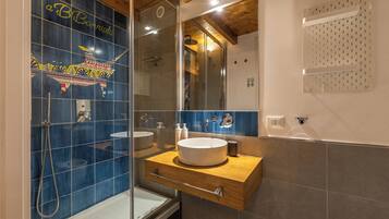 Apartamento | Banheiro | Chuveiro, chuveiro com efeito de chuva, produtos de toalete grátis