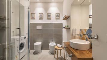 Apartamento | Banheiro | Chuveiro, chuveiro com efeito de chuva, produtos de toalete grátis
