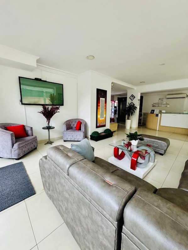 Smart TV 36 polegadas com canais digitais, pisos aquecidos