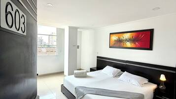 Roupa hipoalergénica, minibar, cofre no quarto