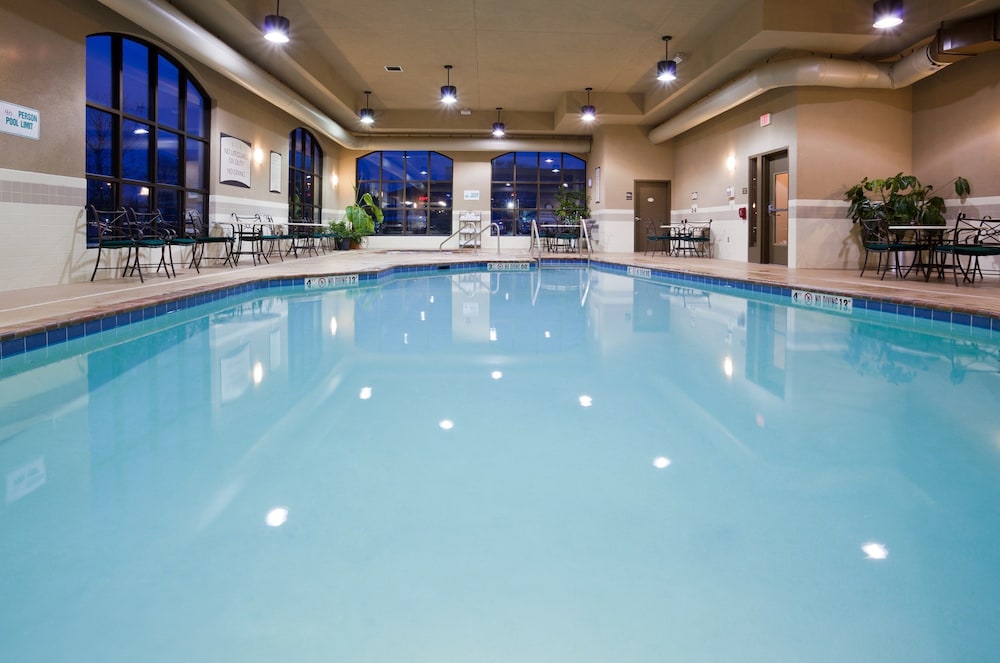 Indoor Pool + Hot Tub | Close To The Airport! - Oak Creek, WI