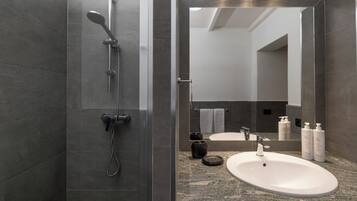 Apartamento | Casa de banho | Um polibã, artigos de higiene pessoal grátis, um secador de cabelo