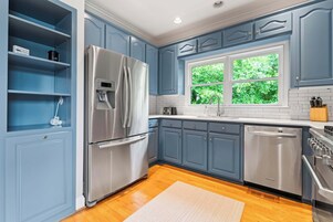 Casa de Luxo, várias camas, acesso à piscina, vista para a piscina (Leeloo’s on the Lake) | Cozinha privada | Uma placa de cozinha, uma cafeteira/bule 