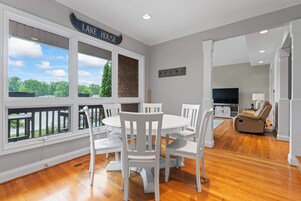 Casa de Luxo, várias camas, acesso à piscina, vista para a piscina (Leeloo’s on the Lake) | Restaurantes