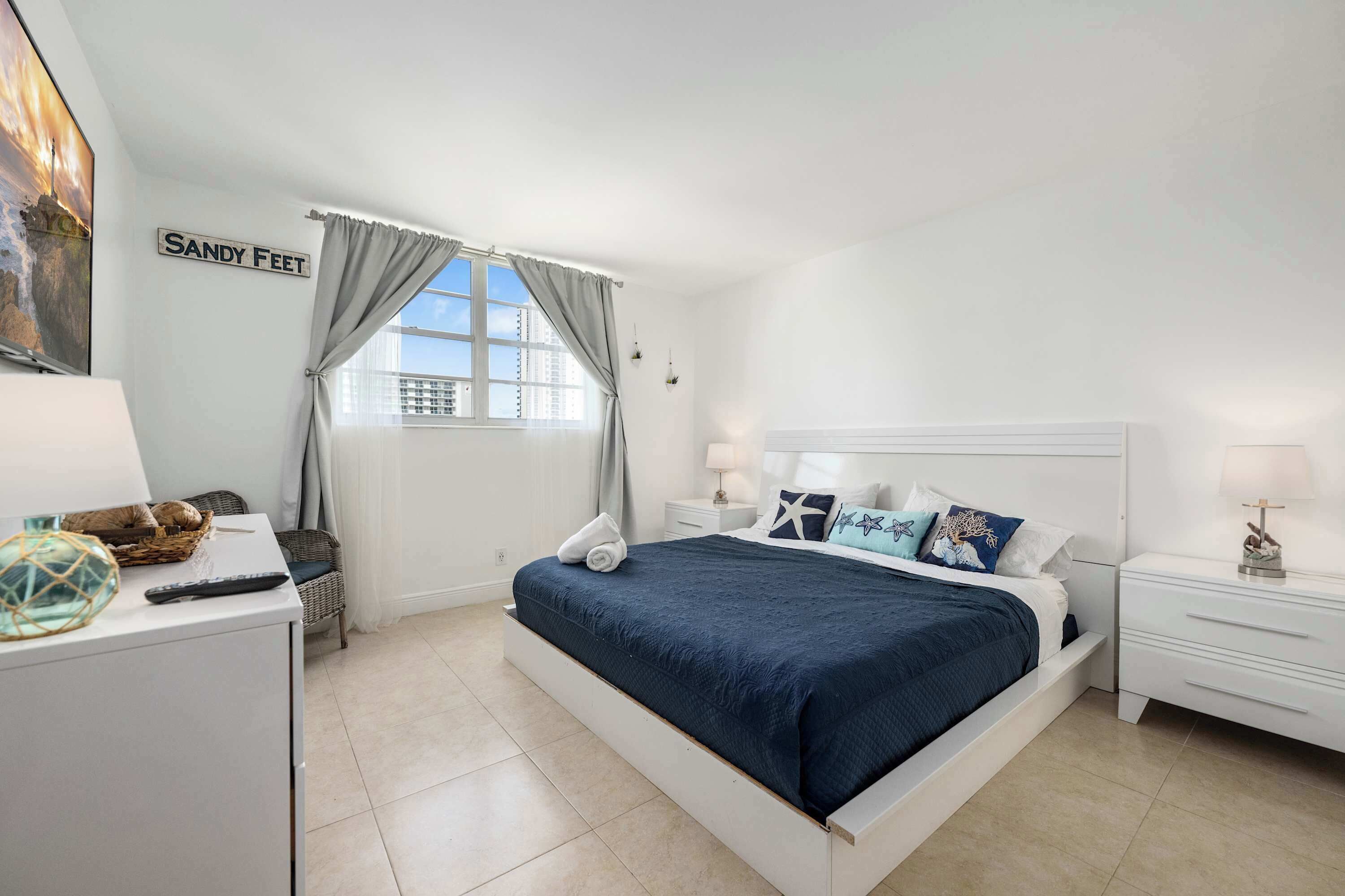Condo, várias camas, acesso à piscina, vista parcial para o oceano | 2 quartos, individualmente decorados, individualmente mobiliados