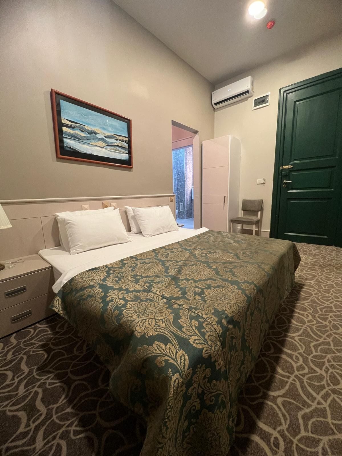 Quarto Quádruplo Familiar | Roupa de alta qualidade, minibar, cofre com capacidade para portátil 