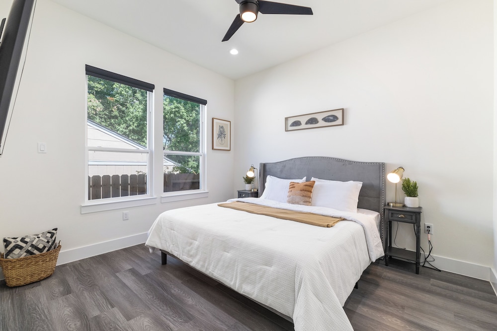 Escape To Tranquility: Luxurious Home Near Top Attractions And Family-friendly! - Houston, TX