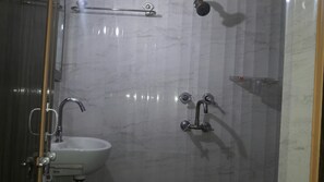 Dormitório Partilhado Clássico, Vista para a cidade | Casa de banho | Um polibã, um chuveiro fixo, toalhas fornecidas, sabão