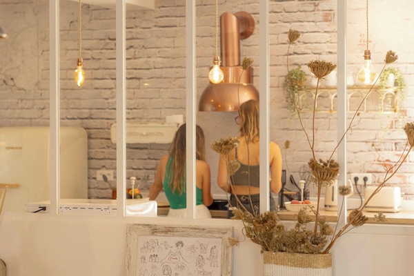 Um frigorífico no espaço comum, um micro-ondas no espaço comum