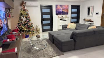 Apartamento Comfort, 2 quartos, vista para o mar | Sala de estar | Televisor LED de 60 polegadas com canais via satélite