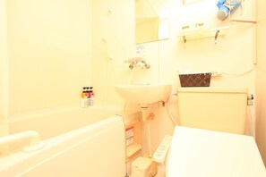 Produtos de toalete grátis, secador de cabelo, toalhas de banho, shampoo