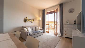 Apartamento, vista para o mar | Sala de estar | Televisor de 35 polegadas com canais digitais