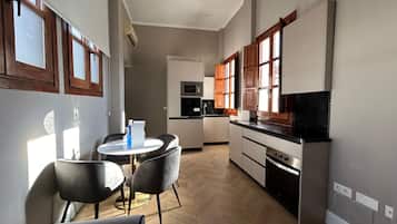 Apartamento Familiar | Cozinha privada | Um frigorífico, um micro-ondas, uma placa de cozinha