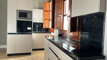 Apartamento Familiar | Cozinha privada | Um frigorífico, um micro-ondas, uma placa de cozinha