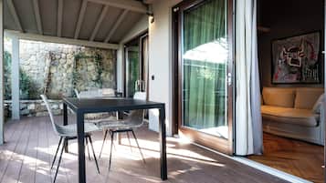 Apartamento conforto, 2 quartos, varanda, vista para o jardim | Terraço/pátio