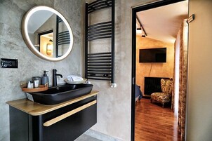 Quarto Duplo ou Twin Deluxe, varanda, vista para o lago | Casa de banho | Roupões, toalhas fornecidas, sabão, champô 