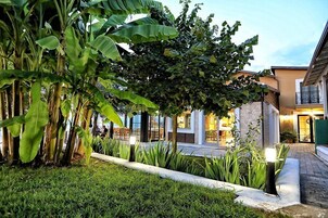 Fachada do alojamento (tarde/noite)