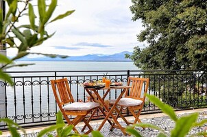 Quarto Duplo ou Twin Deluxe, varanda, vista para o lago | Terraço/pátio interior